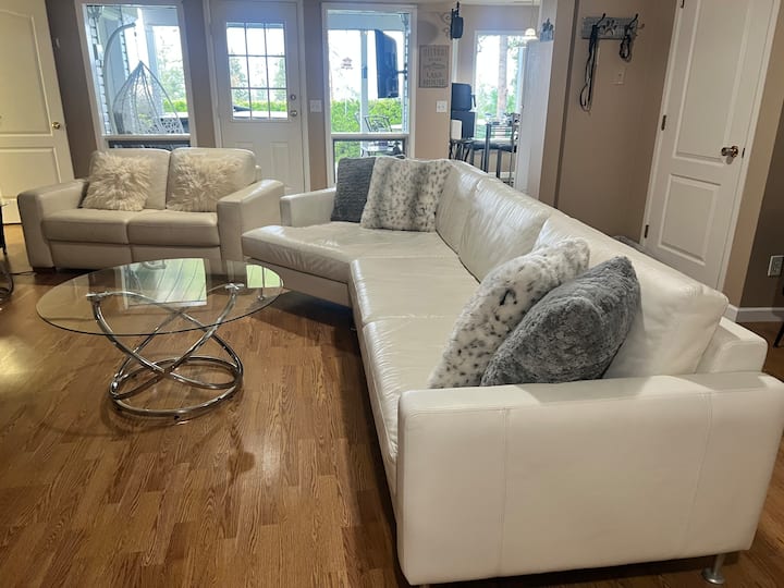 Pet Friendly Lakeview Suite With Hot Tub And Van - 基洛納
