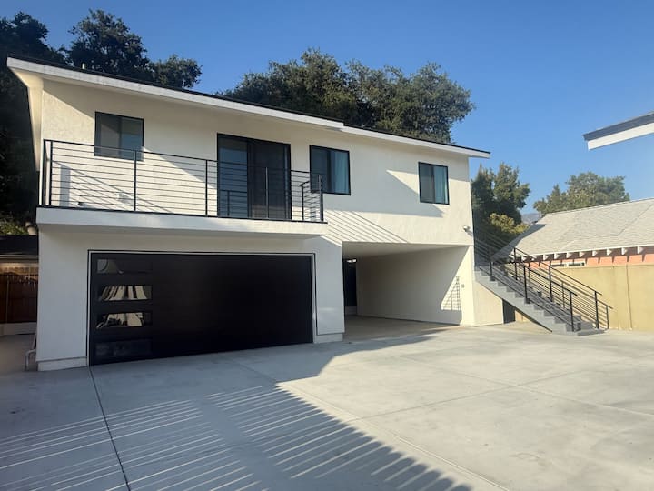 Conveniently Located To Jpl Rose Bowl And Freeway - Altadena, CA