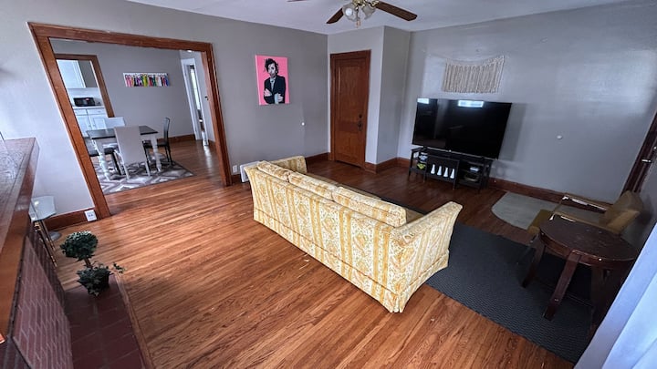 Spacious 2 Bedroom Duplex Near Promedica - Toledo, OH