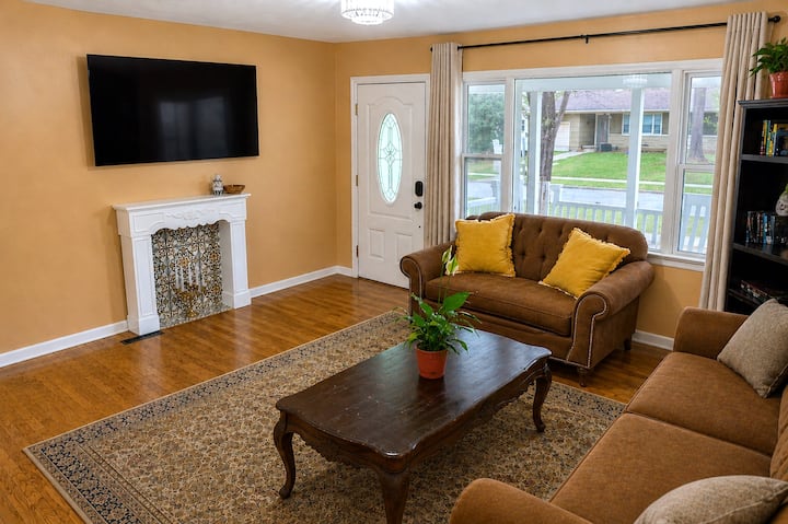 The Whimsy - King Beds, Firepit, Game Room - Springfield, MO