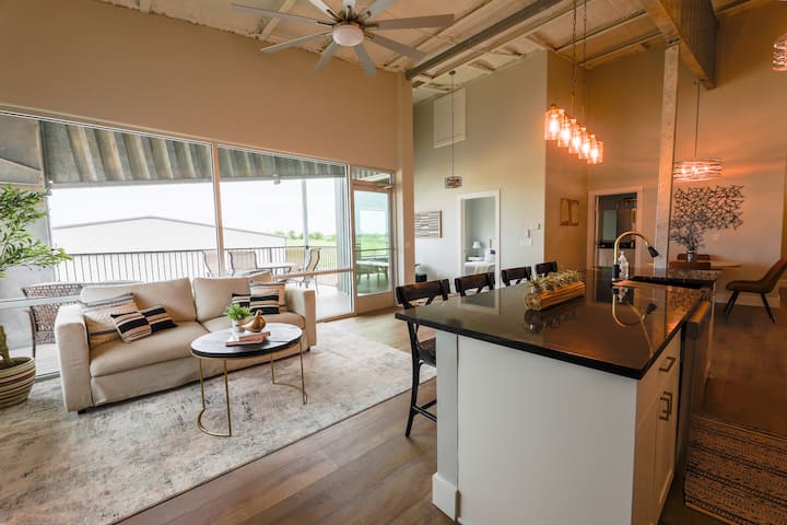 #3 Airplane/hanger Apartment 2 Bedrooms 2 Baths - Salado, TX
