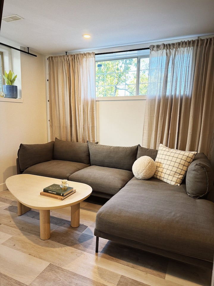 Sunlit Downtown Suite | Walk To Hospital & Shops - Kamloops