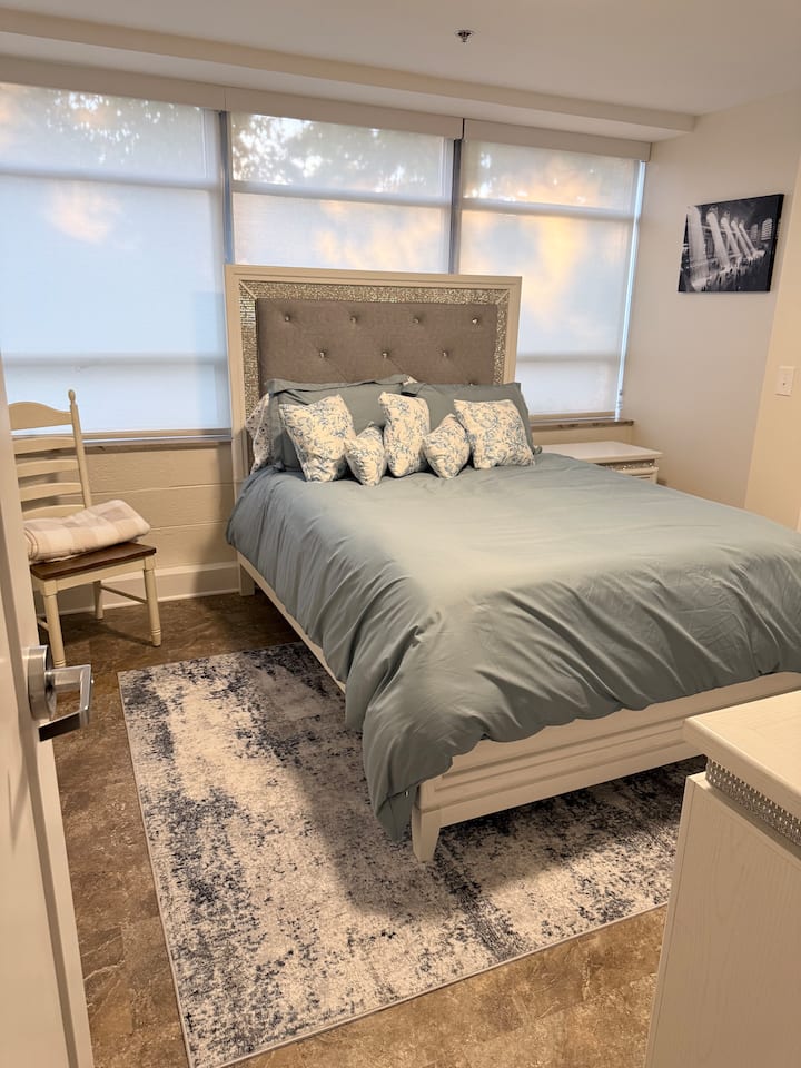 Brand New Apartment + Queen Bed + Free Parking - Roanoke, VA