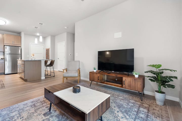 Madison Apt W/ Laundry, Pool, Gym & Free Parking - Madison, WI