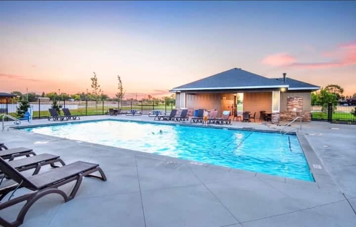 Family Home W/community Pool - Caldwell, ID