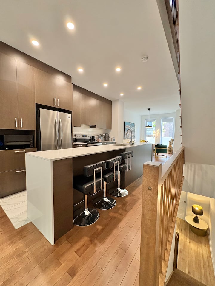 Stylish 5 Bedrooms Townhouse In Dt Mtl + Garage - Montreal
