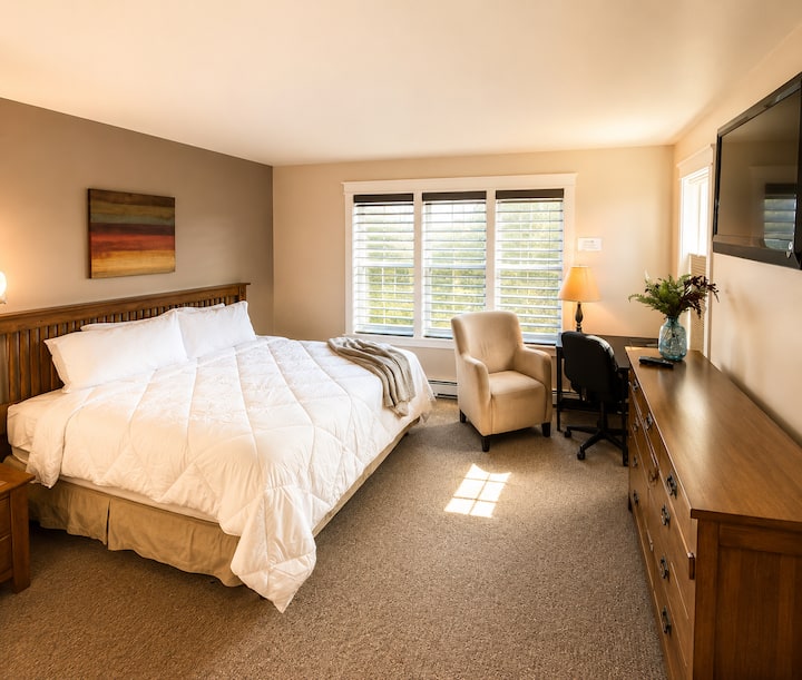 Alaska Cedar Retreat • King Studio & Deck - Kodiak, AK