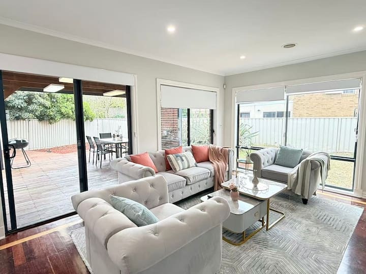 Stayau Double Story Pet-friendly House W/pooltable - Caroline Springs