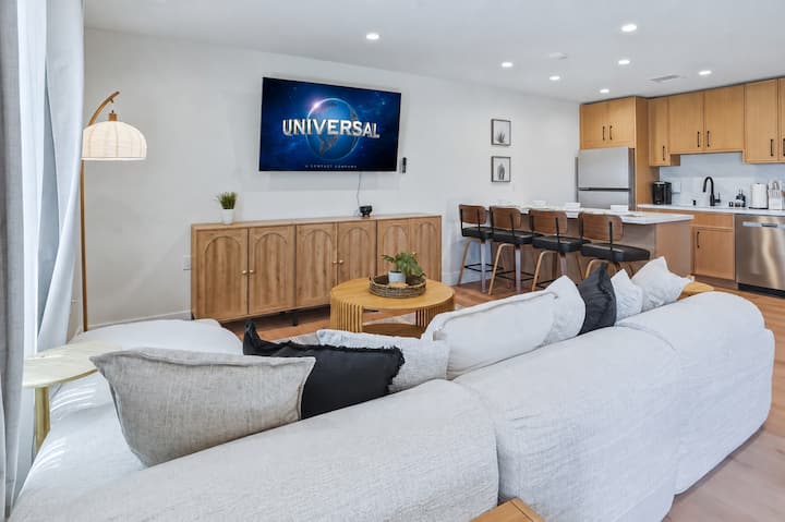 Modern 2br Near Universal Studios & Hollywood - Los Angeles, CA