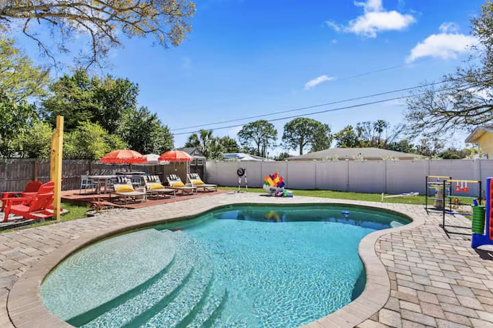 Htd Pool Retreat: Fire Pit, Outdoor Dining & Games - Clearwater, FL