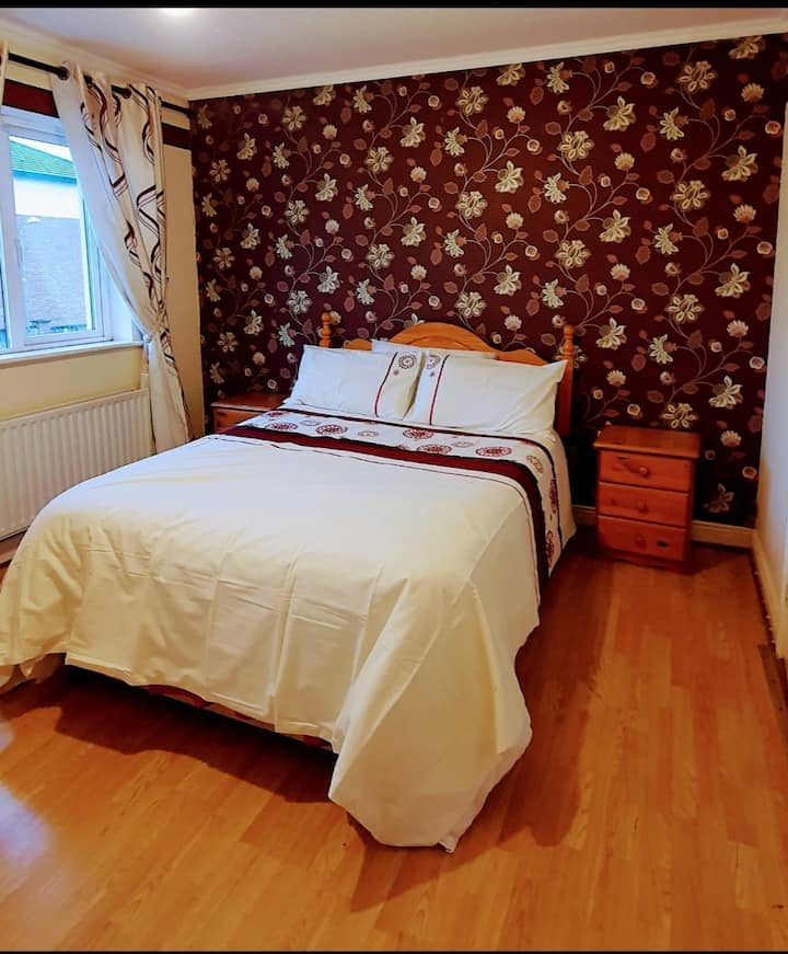 Room With A Double Bed In A Cozy House - Limerick