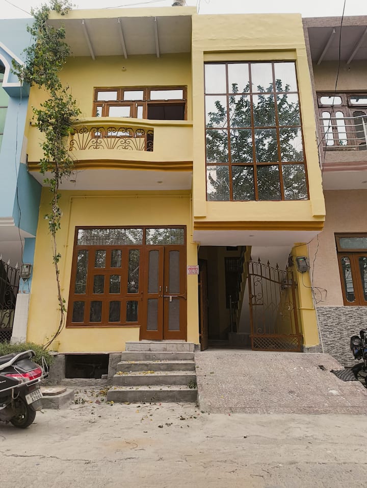 Krishna Kulam Stay - 
Near Krishna Janmbhoomi - Mathura