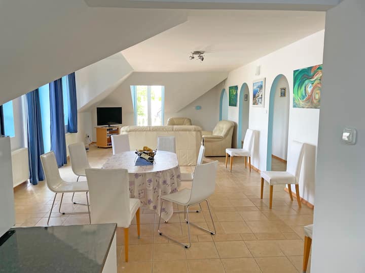 Spacious Apartment, Pool, Garden, Up To 12 People - Velence