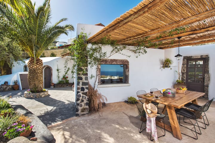 Old Vourvoulos Houses | 10 Pax - Santorini