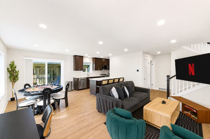 High-end Suite W/ Designer Touches • Free Parking - Milwaukee, WI