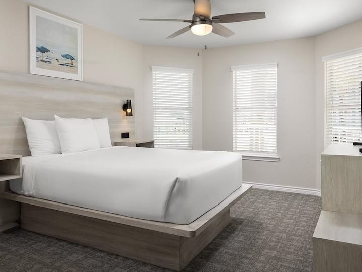 Resort-style 2br Unit W/ Balcony & Free Parking! - Galveston, TX