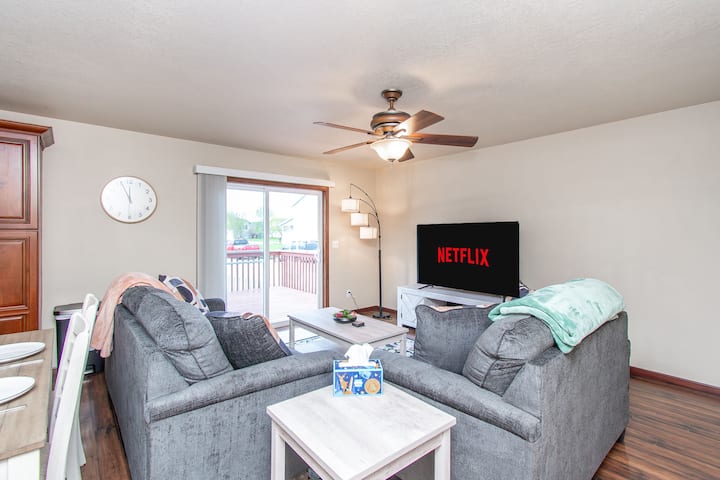4br South Fargo | Sleeps 8, Fenced Yard, Games - Fargo, ND