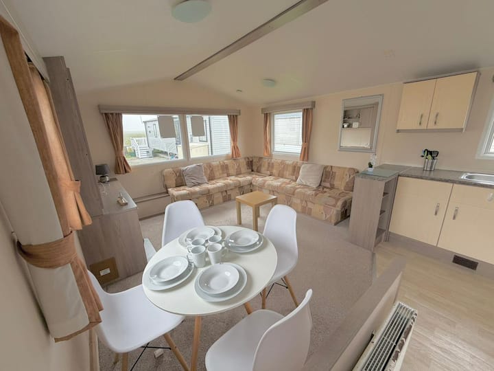 Caravan For Hire At Seawick In Essex Ref 27013s - Clacton-on-Sea
