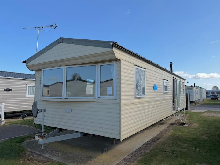 Caravan For Hire At St Osyth Park Ref 28100g - Clacton-on-Sea