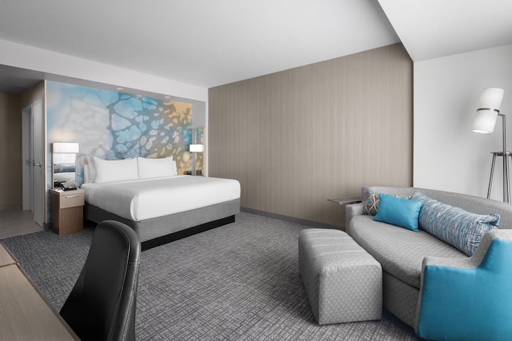 Four King Sofa Rooms | Beach 0.1 Mi & Pool Bar Hub - Clearwater, FL