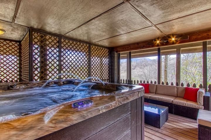 Peaceful 4br W/hot Tub*theater*views*resort Access - Gatlinburg, TN