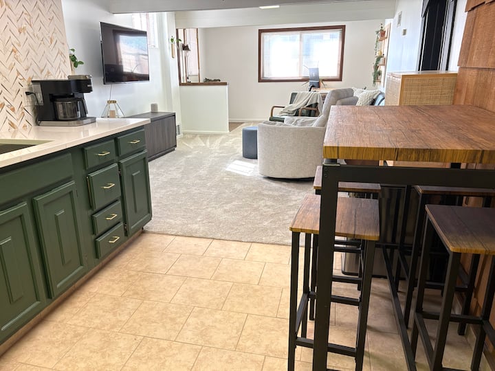 Cozy Garden-level Retreat - Omaha, NE