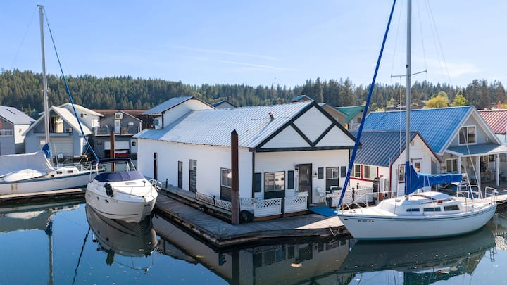 Lakefront Scenic Bay Float Home - Farragut State Park, Athol