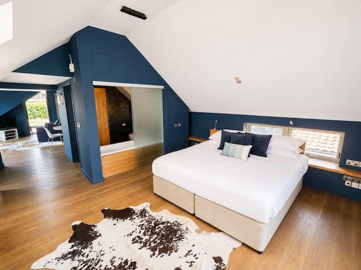 Print Room 2 - Stylish Loft Apartment King Or Twin - Swaffham
