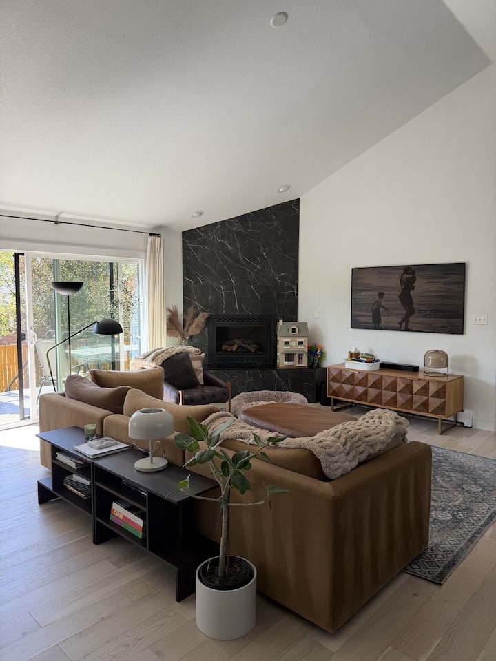 Large Denver Family Home - Lakewood, CO