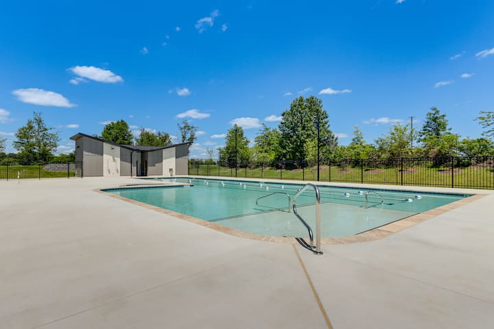 5 Mi To Walmart Amp: Modern Townhome W/ Yard! - Lowell, AR
