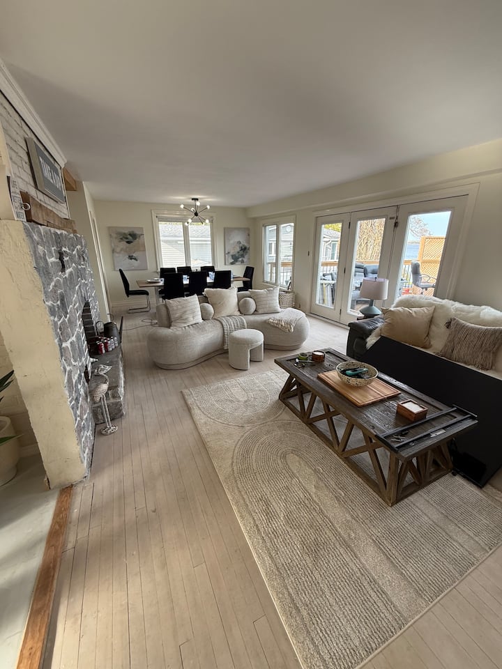 The Bay House - Owen Sound