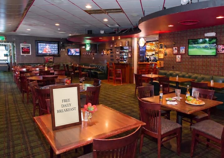 King Room W/ Work Desk & Free Breakfast | Near Mfr - Medford, OR