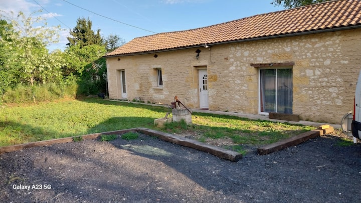 Très Belle Longère En Pierre, Typique Du Périgord. - Dordogne