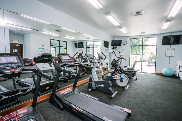 Comfy Hotel Stay W/ Work Desk & Breakfast | Nr Mfr - Medford, OR