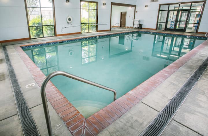 Ada Double Queen W/ Breakfast & Shuttle | Near Mfr - Medford, OR