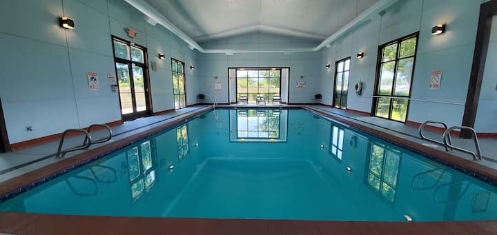 Ada King Room | Breakfast Included | Near Mfr - Medford, OR