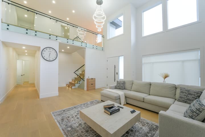 Brand New Ultra Luxury Kelowna Home Valley Views - Kelowna