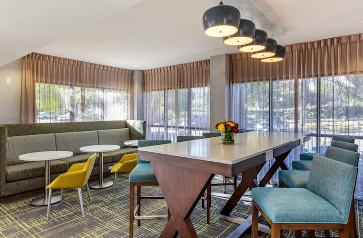 Stylish 2 Hotel Suites W/ Parking & Breakfast - Carlsbad, CA