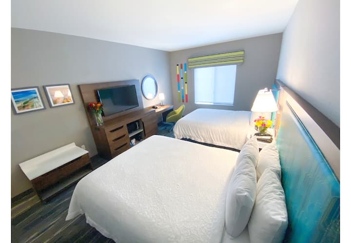 Stylish 2 Queen Hotel Suite W/ Parking & Breakfast - Carlsbad, CA