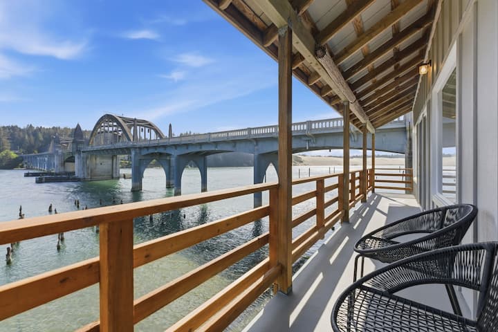Incredible Riverfront Oasis With Wraparound Deck & - Florence, OR