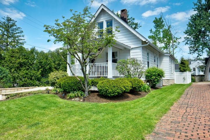 Walk To Main St- Charming Home With Hot Tub - Bainbridge, OH