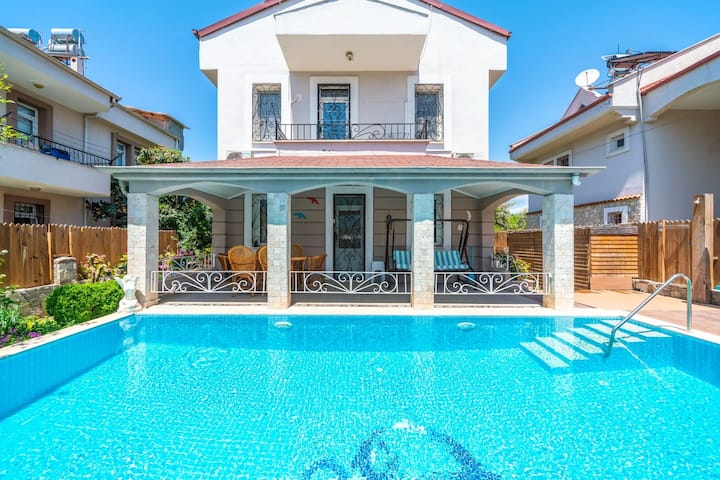 Fethiye şEhir Merkezi Konumda  Havuzlu Villa - Fethiye