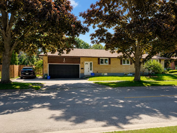 3br Central Oshawa | 2 Kings + Queen | Pets Ok - Oshawa