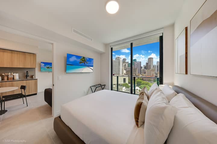 Luxury 1 Bedroom+ Den / Pool And Gym - Miami, FL