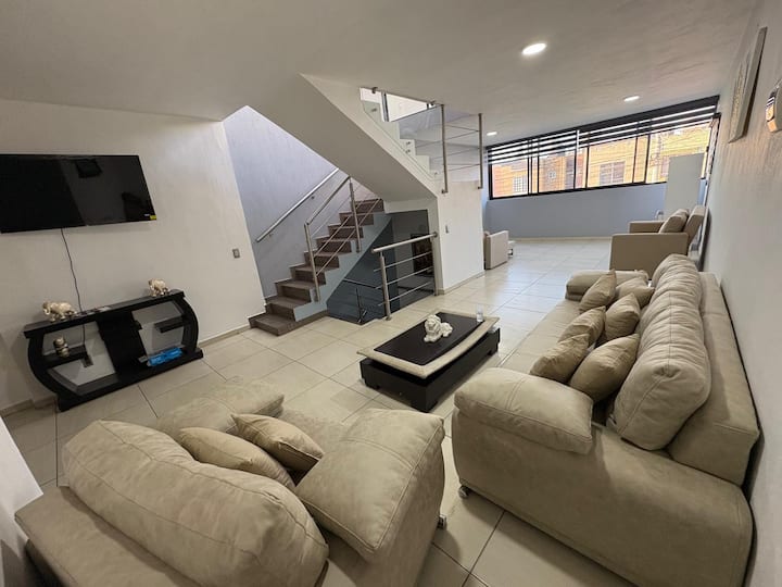 Casa C/terraza Para 14. 20" Airport 5" Parqs Ind. - Tlaquepaque