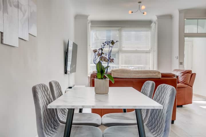 Central 3br Gem W/ Free Parking & Modern Comfort - Eastbourne