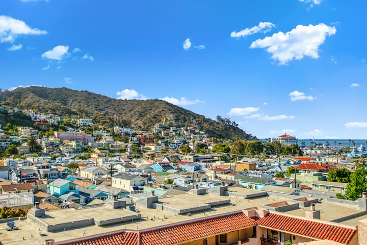 C63: Two Story Condo W/ Harbor Views + Pool - Santa Catalina Island, CA