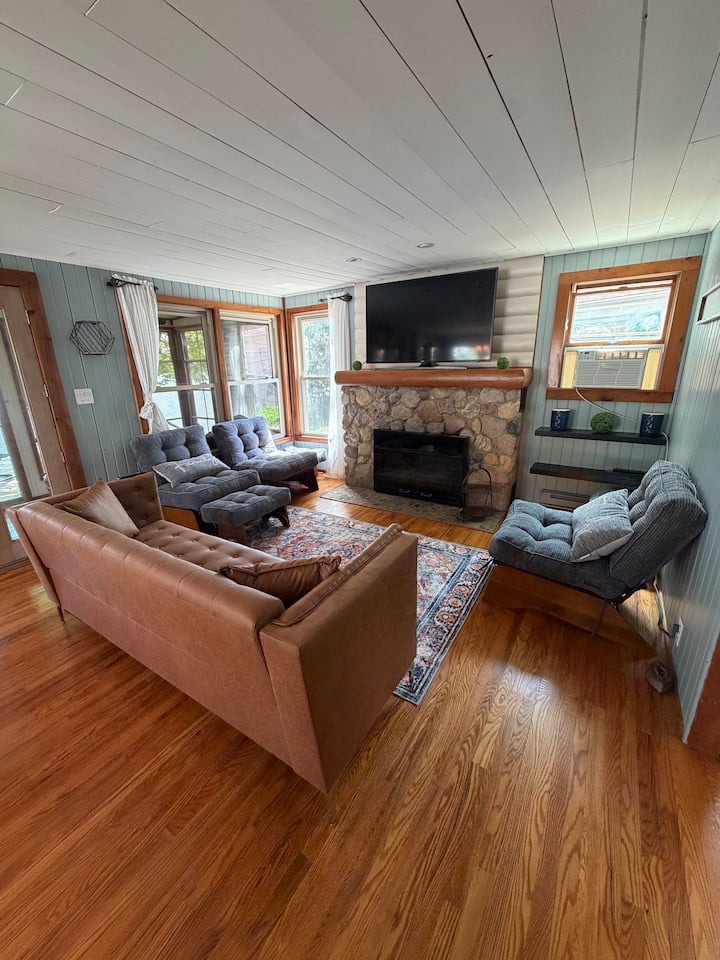 Charming Lake Front Home Private Lake 3br Swimming - Sturgis, MI