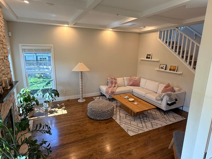 Bright & Stylish Family-friendly Home W/ 2 Patios - Vancouver