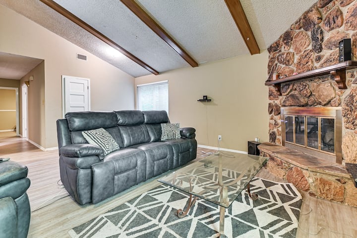 2 Mi To Denton Square! Spacious Home W/ Backyard - デントン, TX